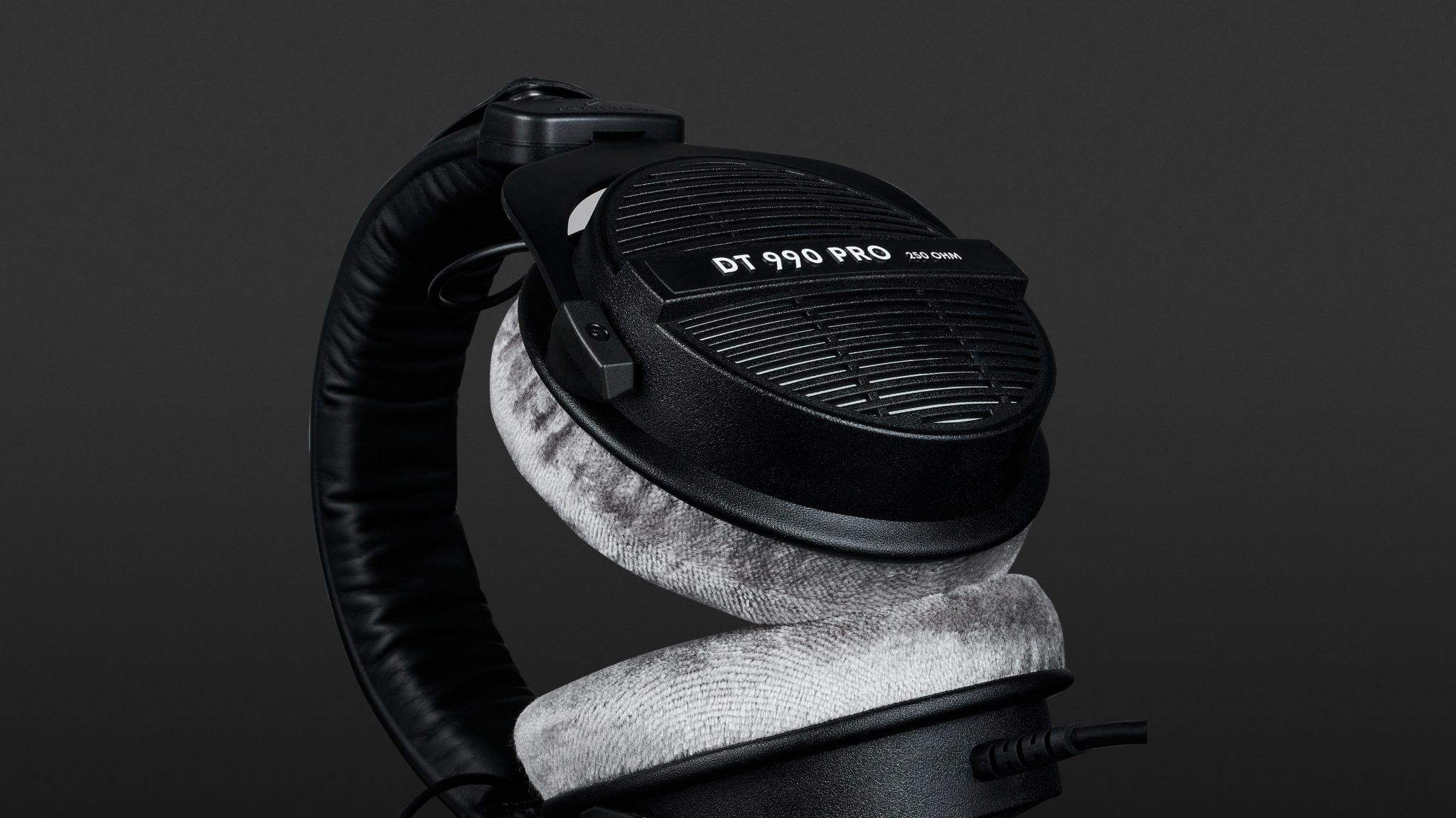 Beyerdynamic DT 990 Pro Review | headphonecheck.com